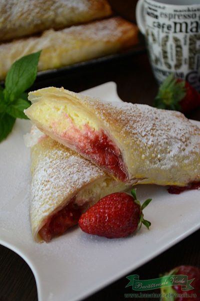 Strudele cu branza si capsuni - Bucataresele Vesele