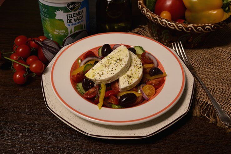 Salata greceasca cu pui si telemea - Bucataresele Vesele