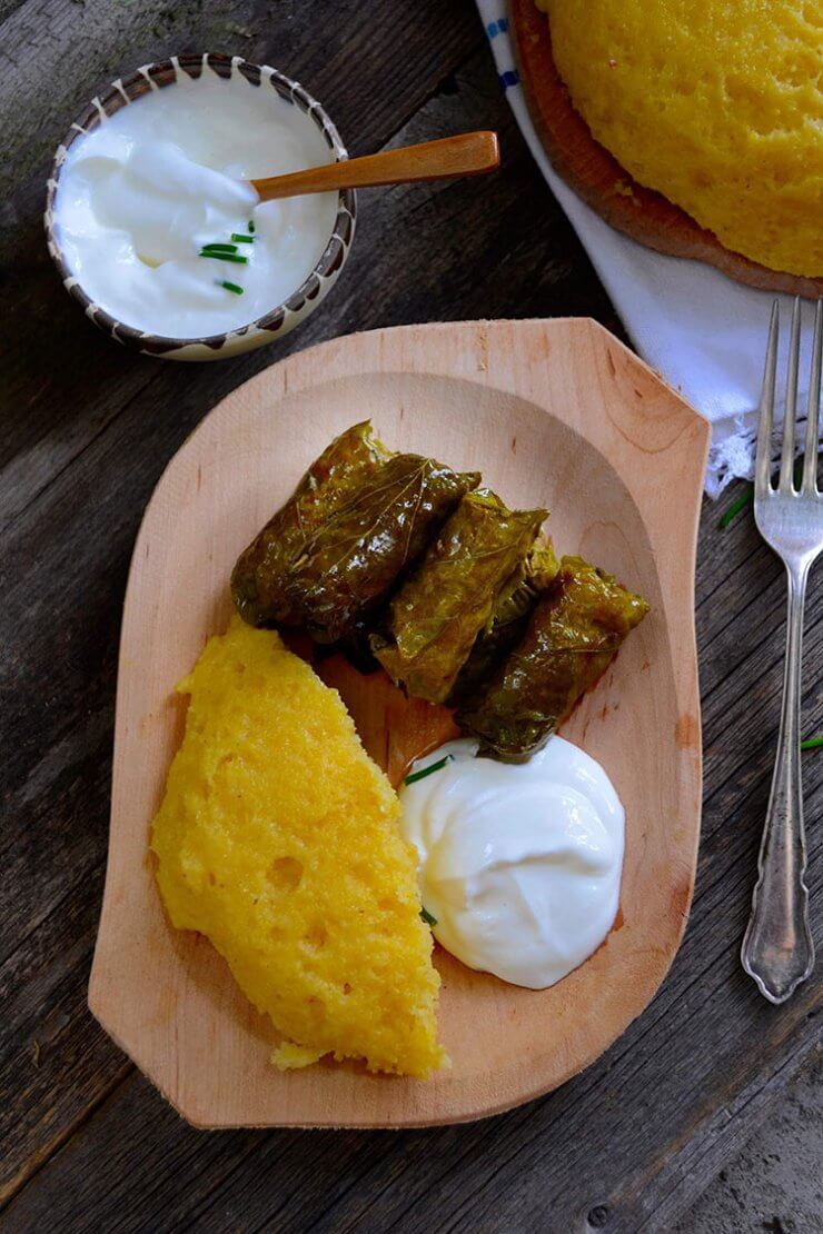 Sarmale in frunze de tei, fierte in oala de lut - Bucataresele Vesele