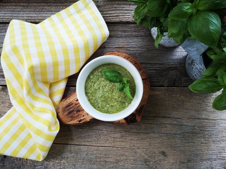 Sos pesto cu busuioc si nuci - Bucataresele Vesele