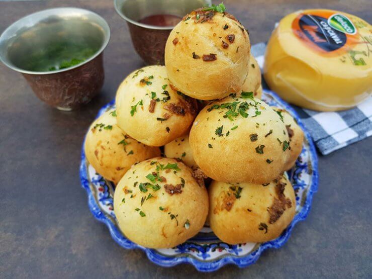 Mini chifle umplute cu cascaval - Bucataresele Vesele